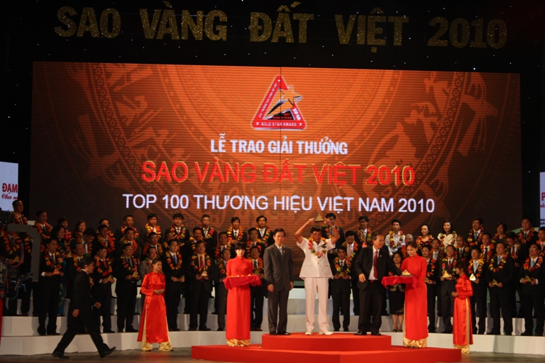 TAN CANG LOGISTICS COMPANY RECEIVED THE AWARD OF VIETNAM GOLD STAR 2010 (28/09/2010)